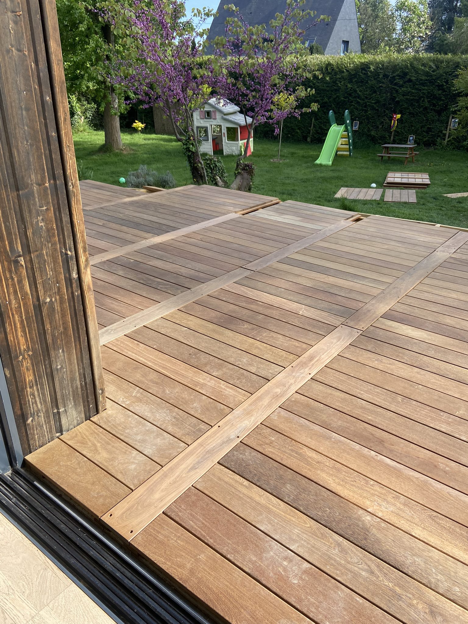 Terrasse arrondie et surélevée à Dinan - BOA - Bretagne Outdoor ...