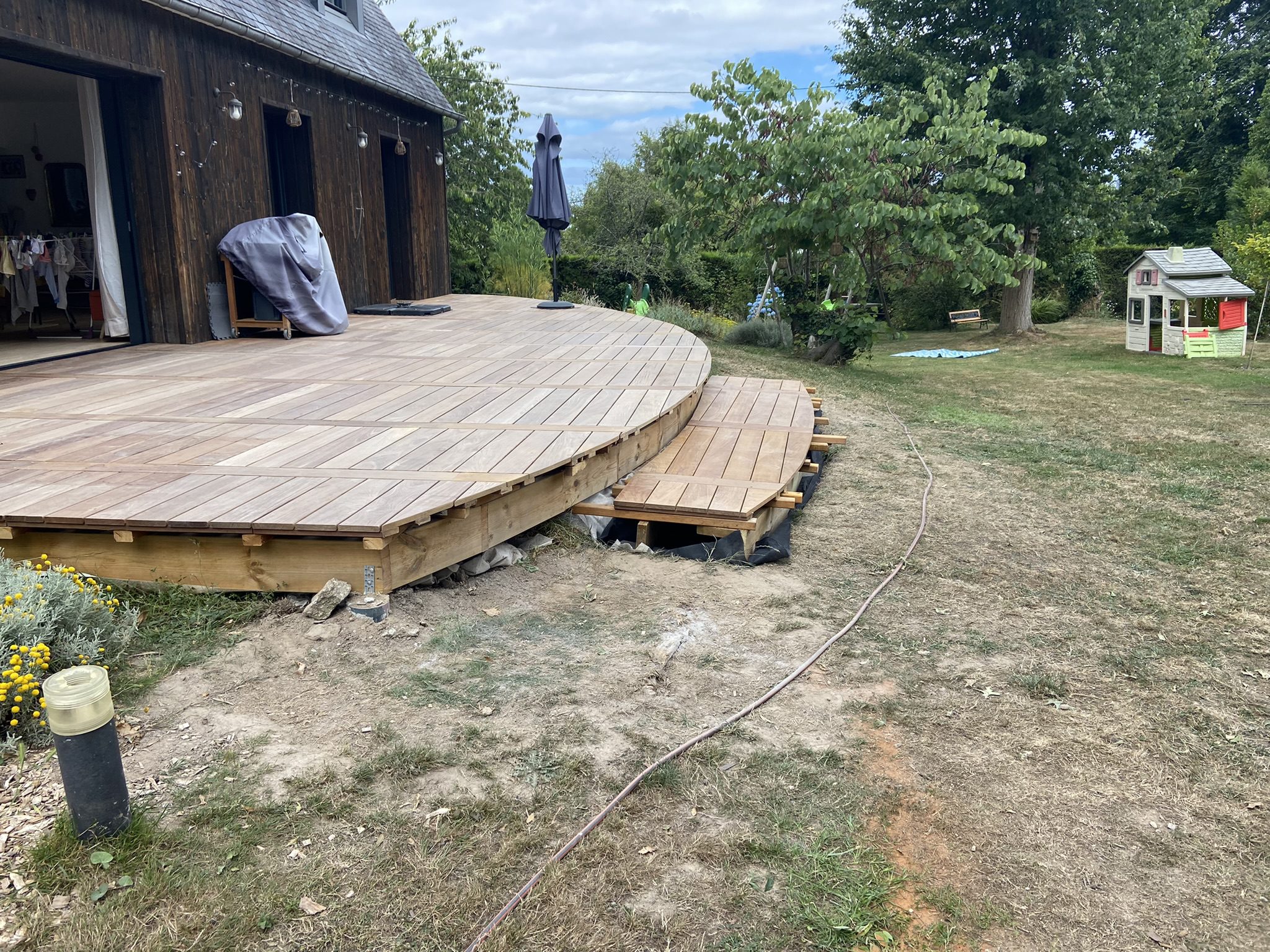 Terrasse arrondie et surélevée à Dinan - BOA - Bretagne Outdoor ...