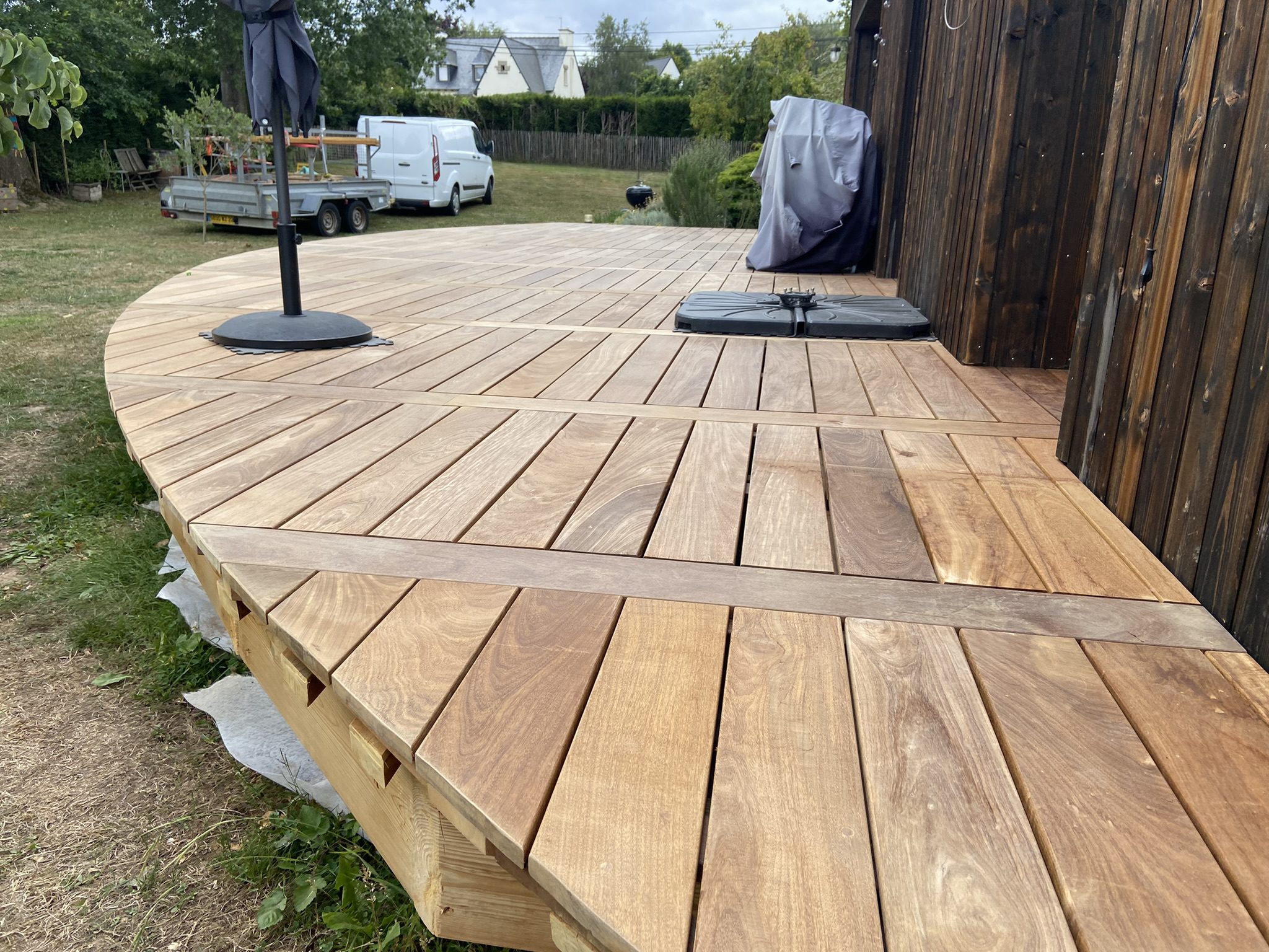 Terrasse arrondie et surélevée à Dinan - BOA - Bretagne Outdoor ...